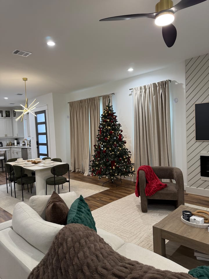 Cozy Christmas Home By Downtown Dallas – 10 Guest - Dallas, TX