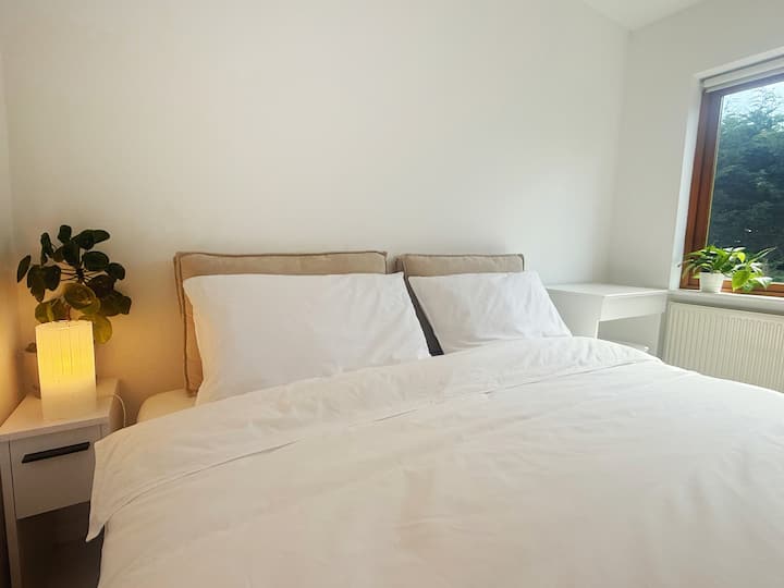 Peaceful En-suite With Super King Size Bed - Dún Laoghaire