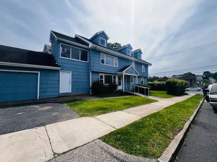 Modern 5br • 2 Bath Stay - New Britain, CT