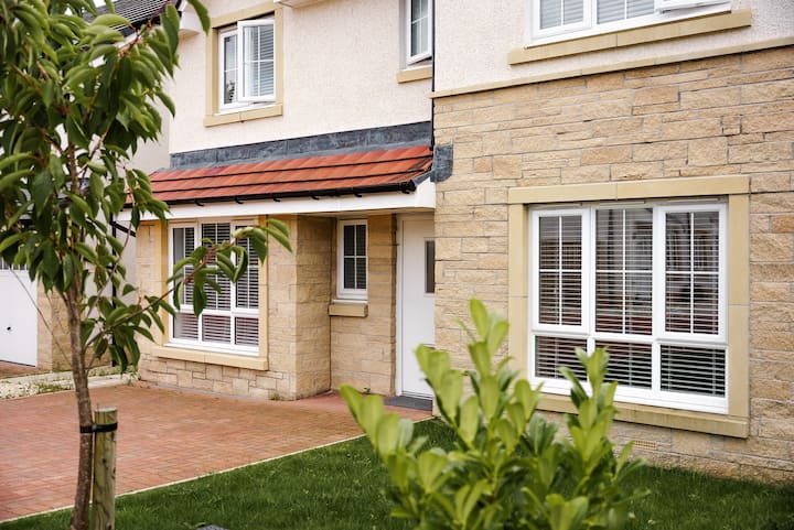 Detached 5 Bedroom Home In Glasgow With Driveway - Glasgow