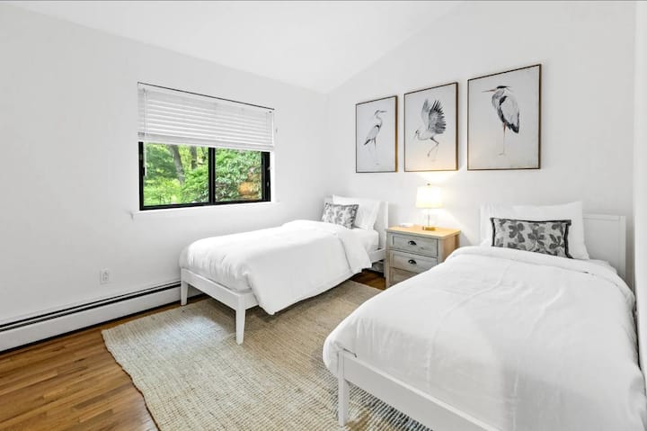 Coastal Comfort: Deck, Yard & Hamptons Vibes - Hampton Bays, NY