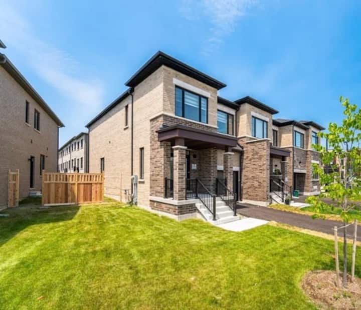 New 4-bed House Near Airport/hwy - Bolton