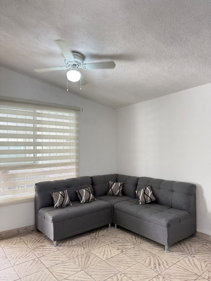 Casa Con Portón Eléctrico, Cerca De Paseo Gómez - Gomez Palacio