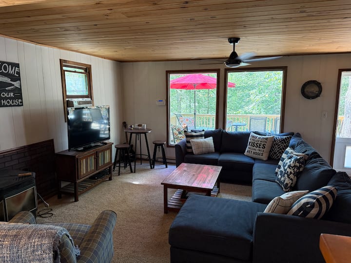 River Front Cabin With Hot Tub- Lake Wallenpaupack - Lake Wallenpaupack, PA