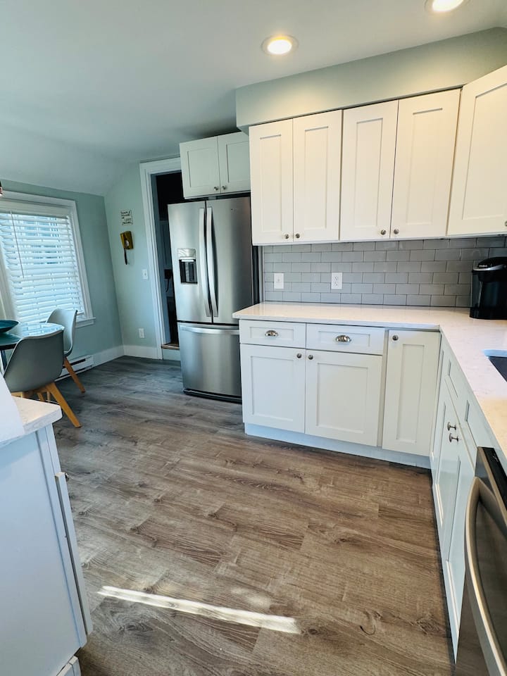 New Coastal Downtown Getaway Sleeps 6 Walk To Town - Watch Hill, RI