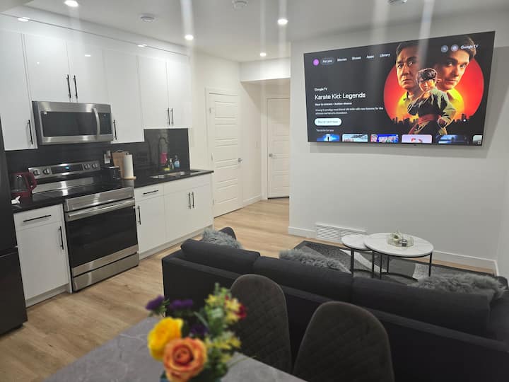 Welcome To Our Cozy Happy Home - Calgary
