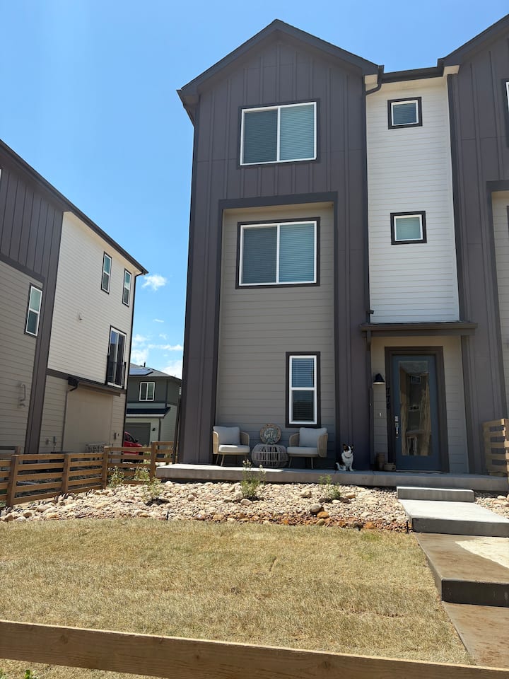 Modern Mountain View Room - Fort Collins, CO