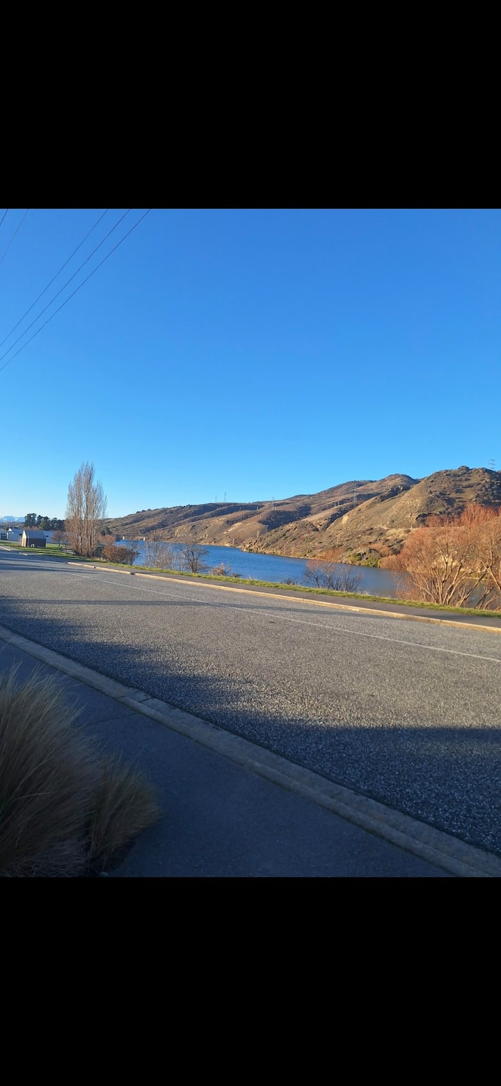Lakefront Retro Retreat - Cromwell, New Zealand
