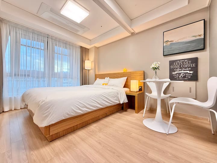 17. 뚜벅이여행최적｜청초호 도보1분·고속버스터미널·속초해변 도보｜연박특가·호텔침구·넷플 - Sokcho-si