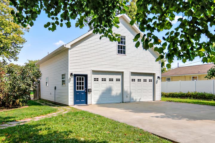 Sleeps 4 + Near Downtown + Cozy Neighborhood Stay - Lincoln, IL