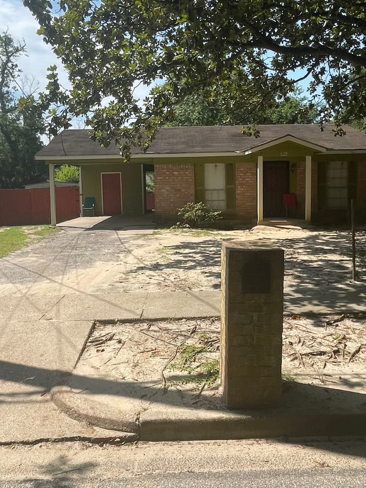 3 Bedrooms 1 1/2 Bathrooms Home - Mobile