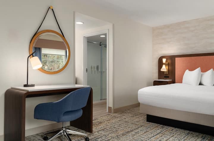 Stylish 1 King Suite W/ Parking & Breakfast - Newport, RI