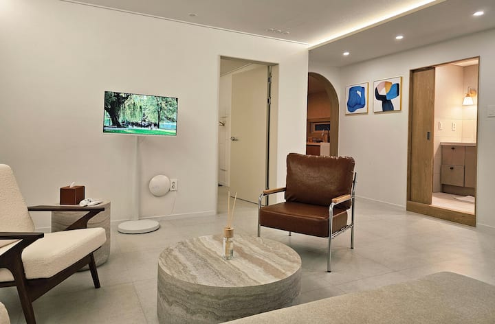 홍대_연남/리모델링/짐보관/연트럴파크/침대5개/욕실1.5개/휴가인연남y - South Korea