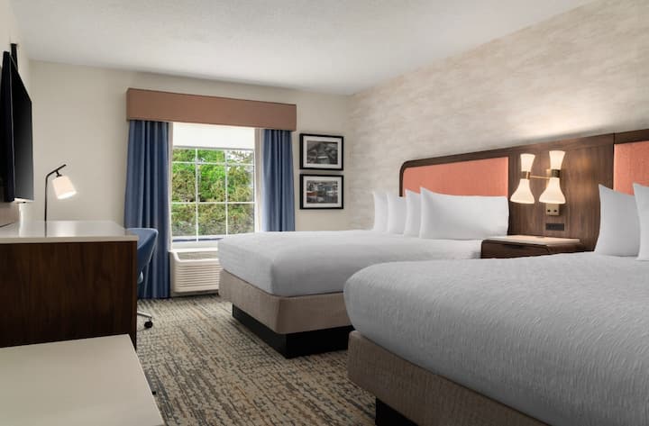 Stylish 2 Queen Suite W/ Parking & Breakfast - Newport, RI