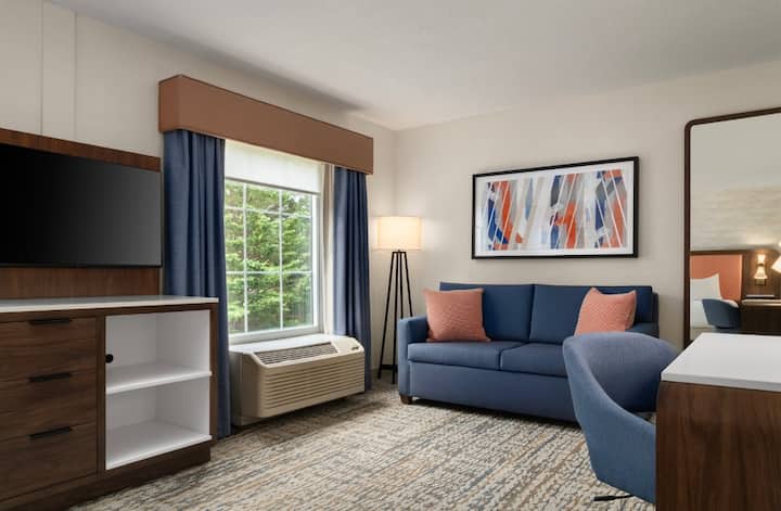 Stylish 1 King Sofa Bed W/ Parking & Breakfast - Newport
