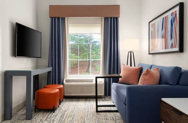 Stylish 1 Br 2 Queens W/ Parking & Breakfast - Newport, RI