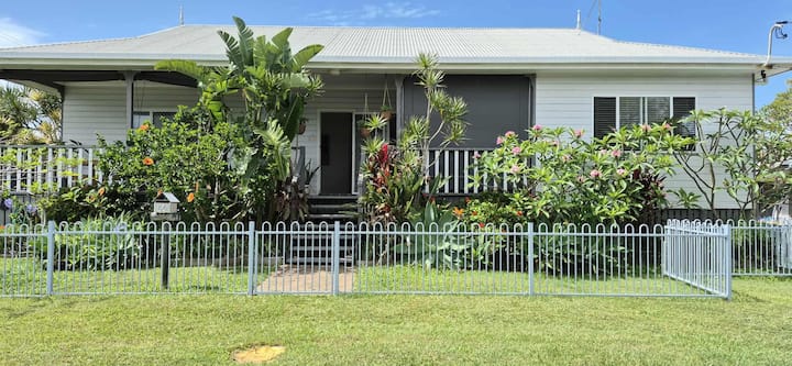 Sandy Beach House - 4 Min Walk - Coffs Harbour