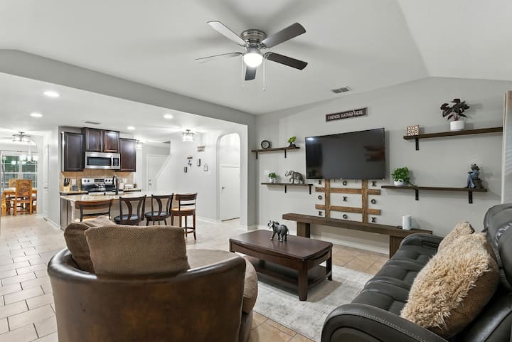 Spacious Family Retreat | Sleeps 12+ - San Antonio, TX