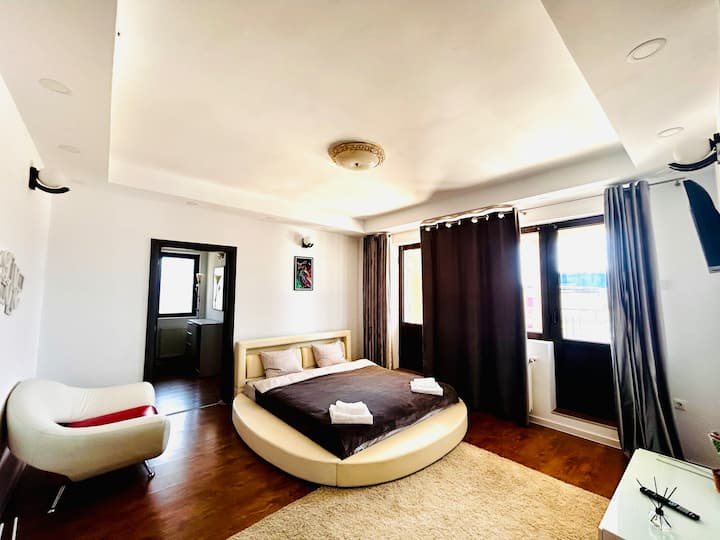 Elegant 3br Villa-style Apt •Terrace & Balconies - Bucarest