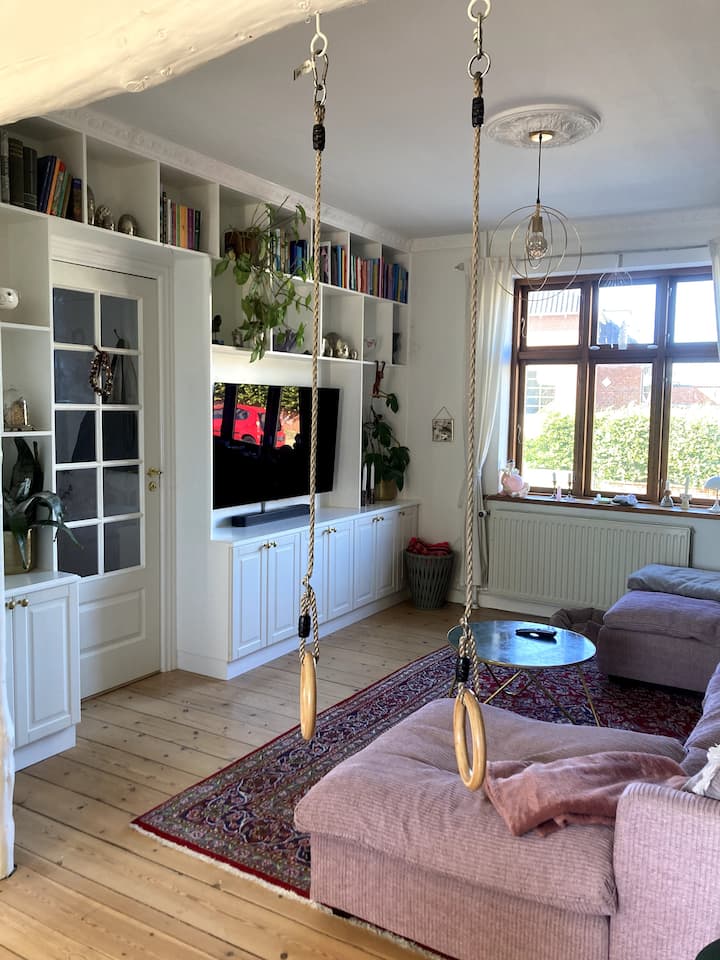 Smukt Byhus Med Detaljer Og Have - Odense