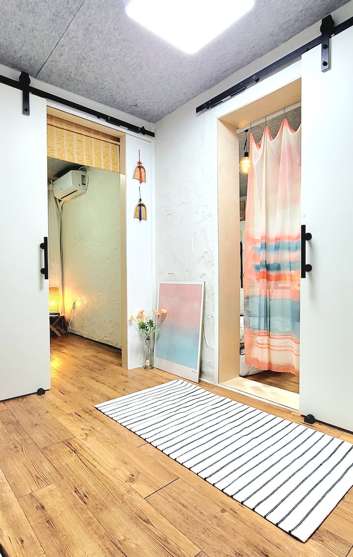 홍대입구역 450미터/홍대/신촌/1층/6명/단독사용/침실2개/화장실2개 - Seoul