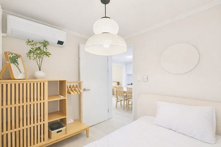 화곡역 | 김포공항/인천공항/무료주차/홍대입구/여의도/서울역/경복궁/광화문/명동 - Bucheon-si