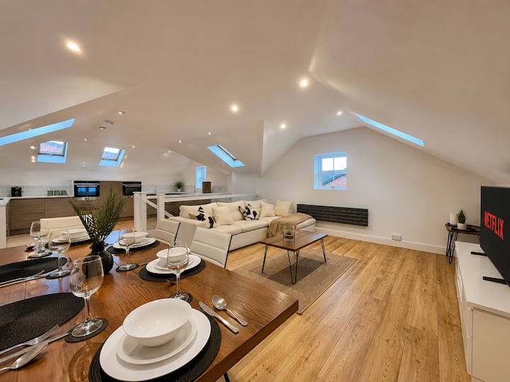 Spacious Central Apartment | Sleeps 6 | Parking - Warwick