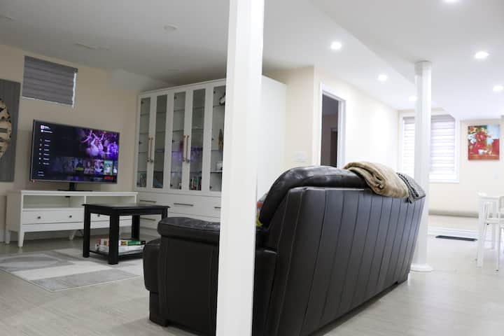 Stylish Modern Apartment | Prime Location - Bradford, ON, Canada