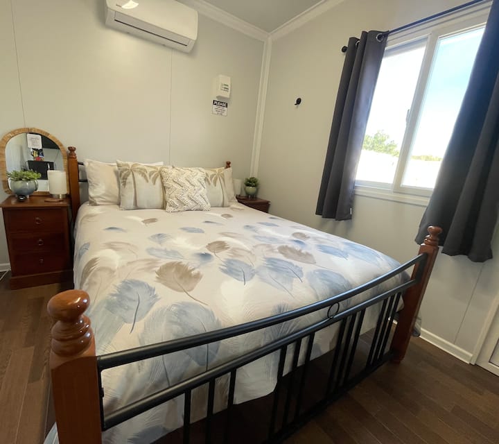 Wannanup Retreat - Sleeps 2- Pet Friendly! -