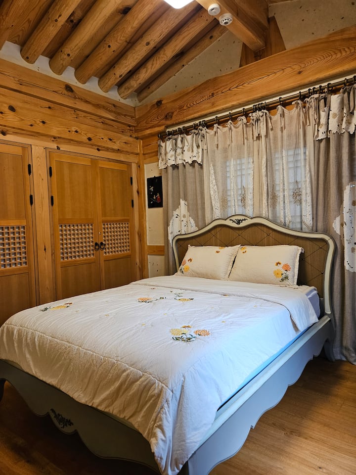 Seoul Hanok Bukhan Mountain View (Room Name: Sa Imdang Guihan Gidae ...