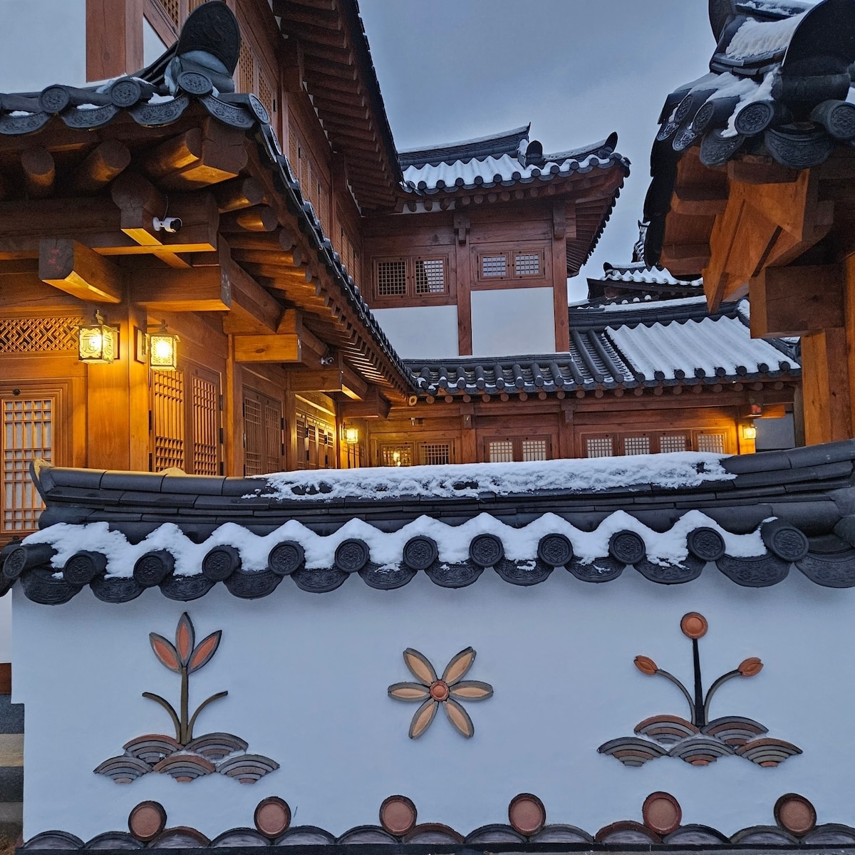 Seoul Hanok Bukhan Mountain View (Room Name: Sa Imdang Guihan Gidae ...