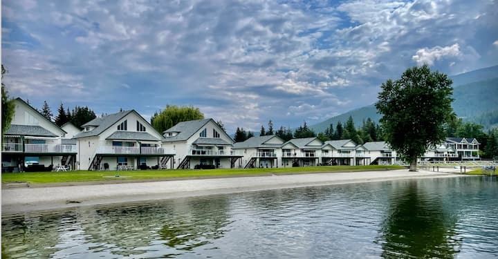 Fun & Stylish Lakeside Retreat - Sicamous