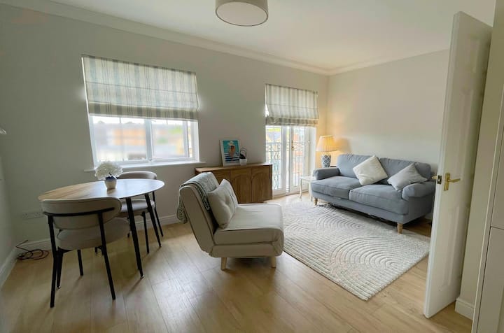 Chic & Comfy In Royal Windsor With Parking - Windsor