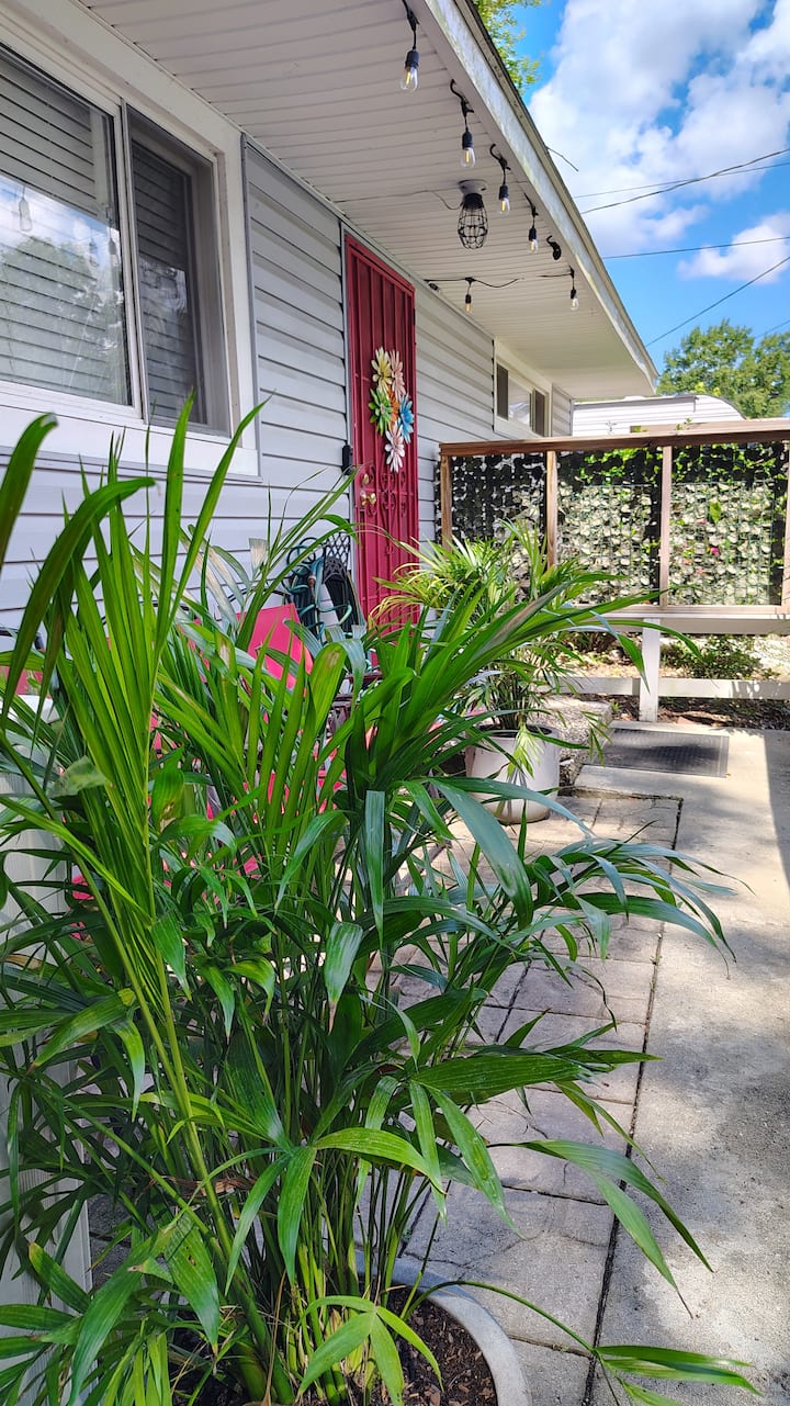 The Flower House- In-town Cottage | Garden Retreat - Charleston, SC