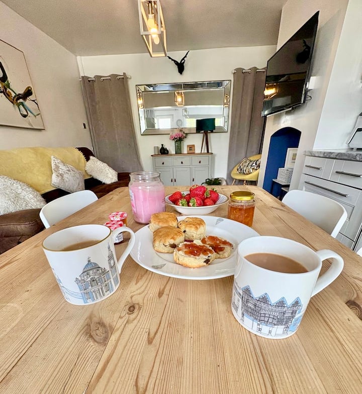 Bright Character Home | Cosy Retreat By Town/park - Stafford