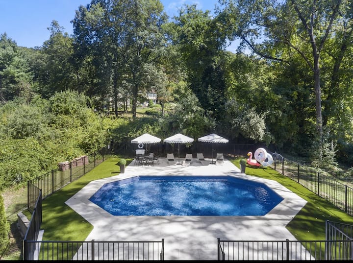 Renovated Retreat With Heated Pool - Danbury, CT