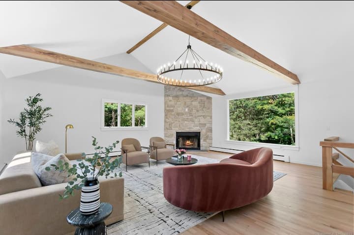 Renovated Retreat With Heated Pool - Danbury, CT