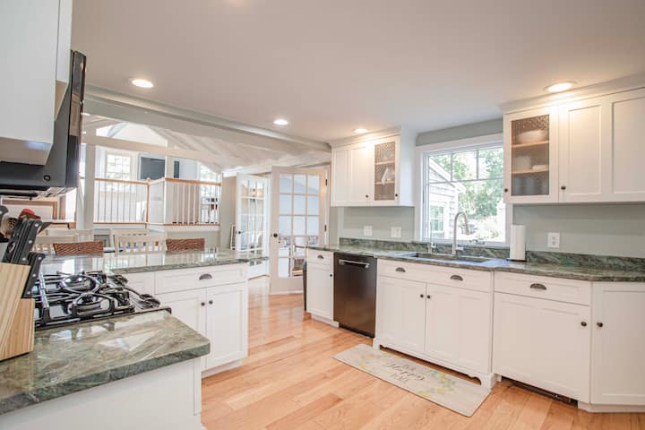 Short Walk To Beach, Sleeps 12, Dog Friendly - Scituate, MA