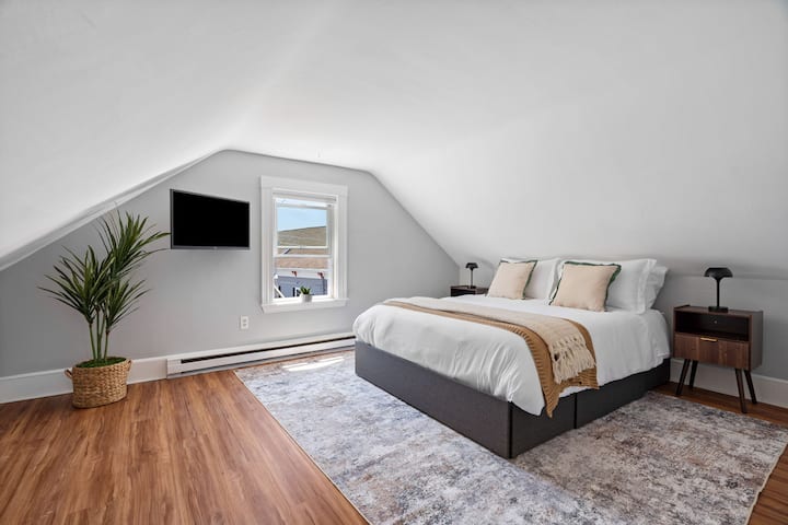 Cozy Room •Deck • Wi-fi •Parking - Salem, MA