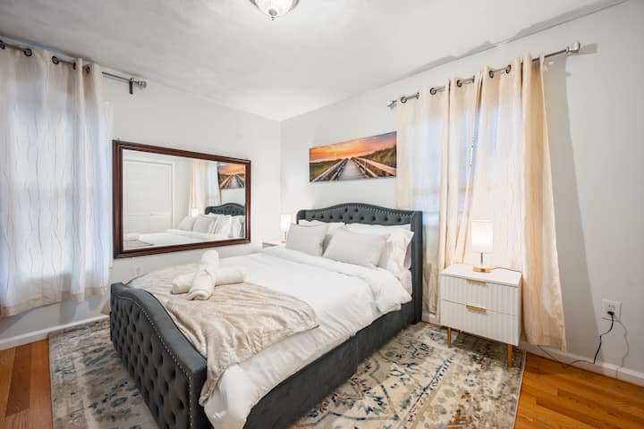 Sunny Boston House+ Pet Friendly - Revere, MA