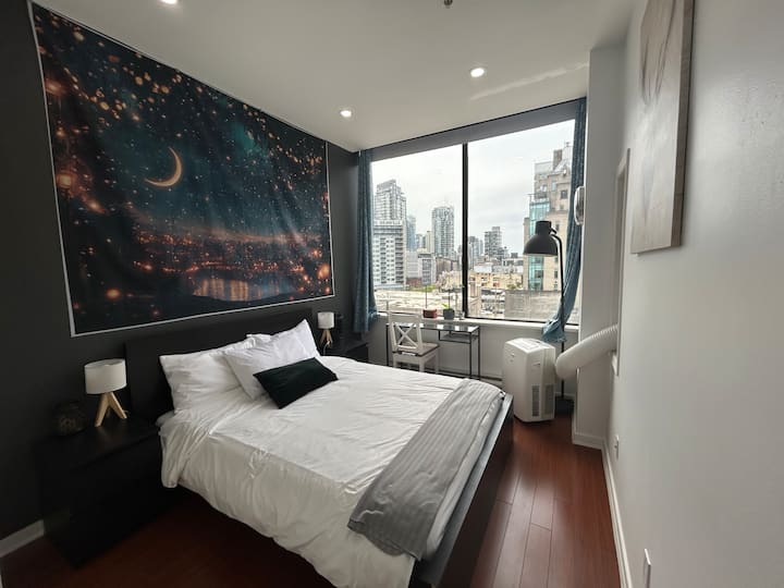 Chic & Central Dt Apt - Free Parking - Vancouver