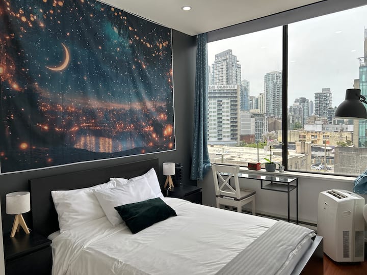 Chic & Central Dt Apt - Free Parking - Vancouver
