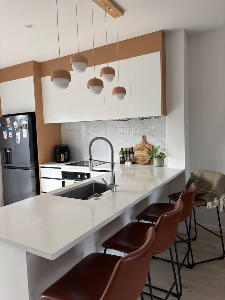 Stylish Townhouse - 6 Mins From Beach - Auckland