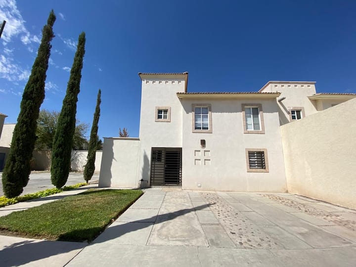 Casa En Fraccionamiento Cerca Del Aeropuerto - Torreón