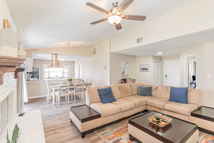 Whole House W/ 2 Car Garage & Workspace W/ Monitor - Palm Bay, FL