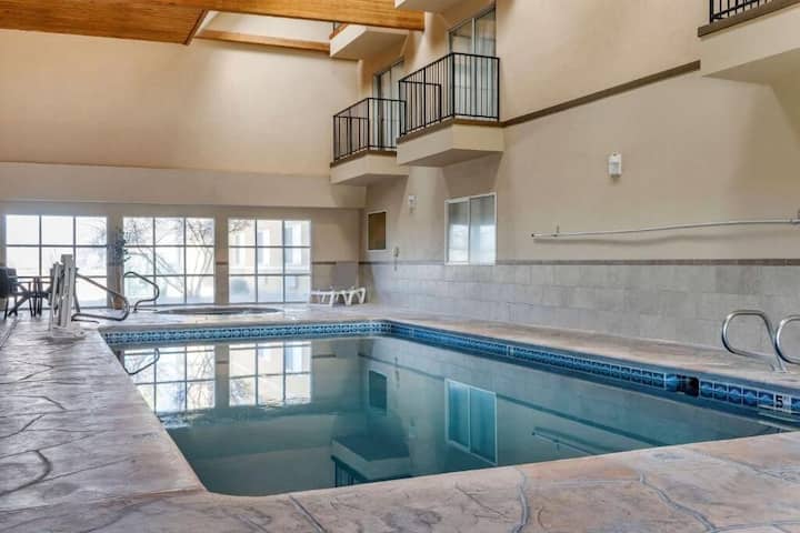 4 Family-friendly Rooms W/ Free Breakfast - Albuquerque, NM