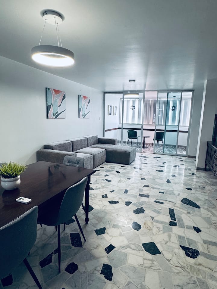 Penthouse In Los Palos Grandes, 3 Bedrooms And 2 Bathrooms - Caracas