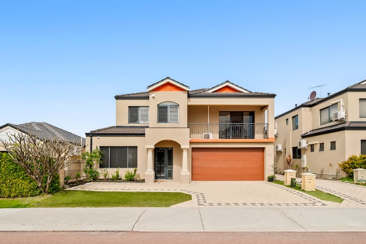 Coastal Luxury Retreat · Steps From The Beach - Kingsley