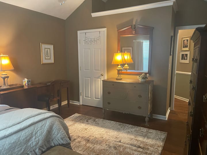 Charleston Room - Buford, GA