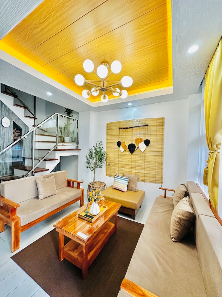 3 Floors | 4 Br | Free Parking & Netflix - La Trinidad